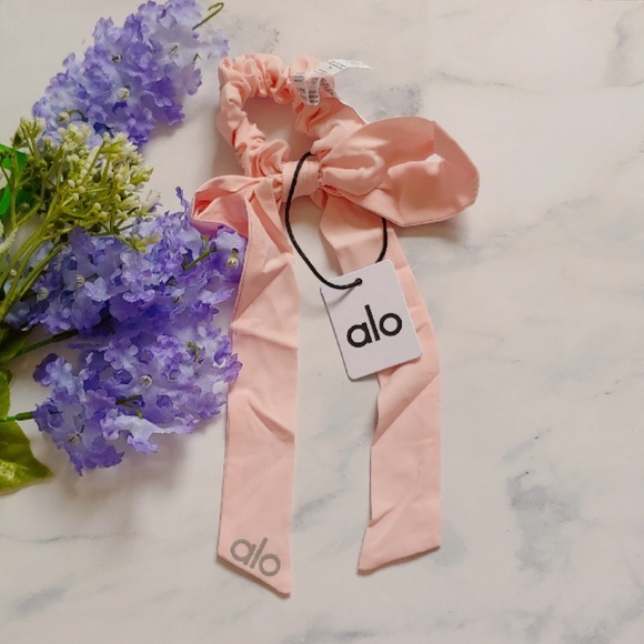 ALO Yoga | Accessories | Alo Yoga Bow Hair Tie Scrunchie Love Knot ...